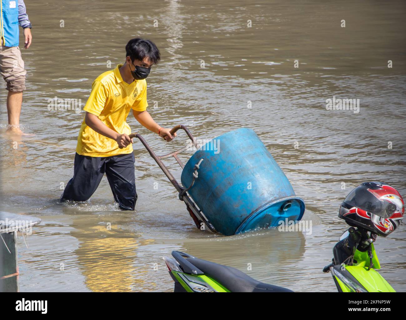 Pousser un chariot homme Banque de photographies et d’images à haute ...