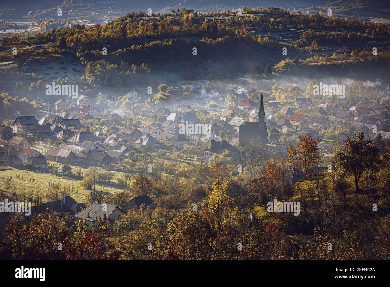 Spectaculaire matin d'automne au-dessus du village d'Ieud dans la ...