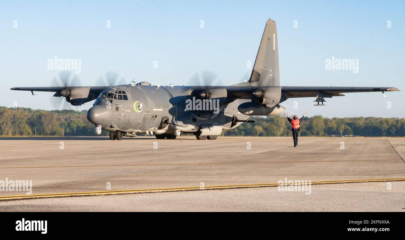 Un entrepreneur du 88th Logistics Readiness Squadron de la base ...