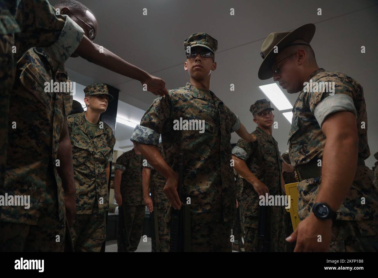 Des recrues de l'Hôtel Company, 2nd Recruit Training Battalion, s ...