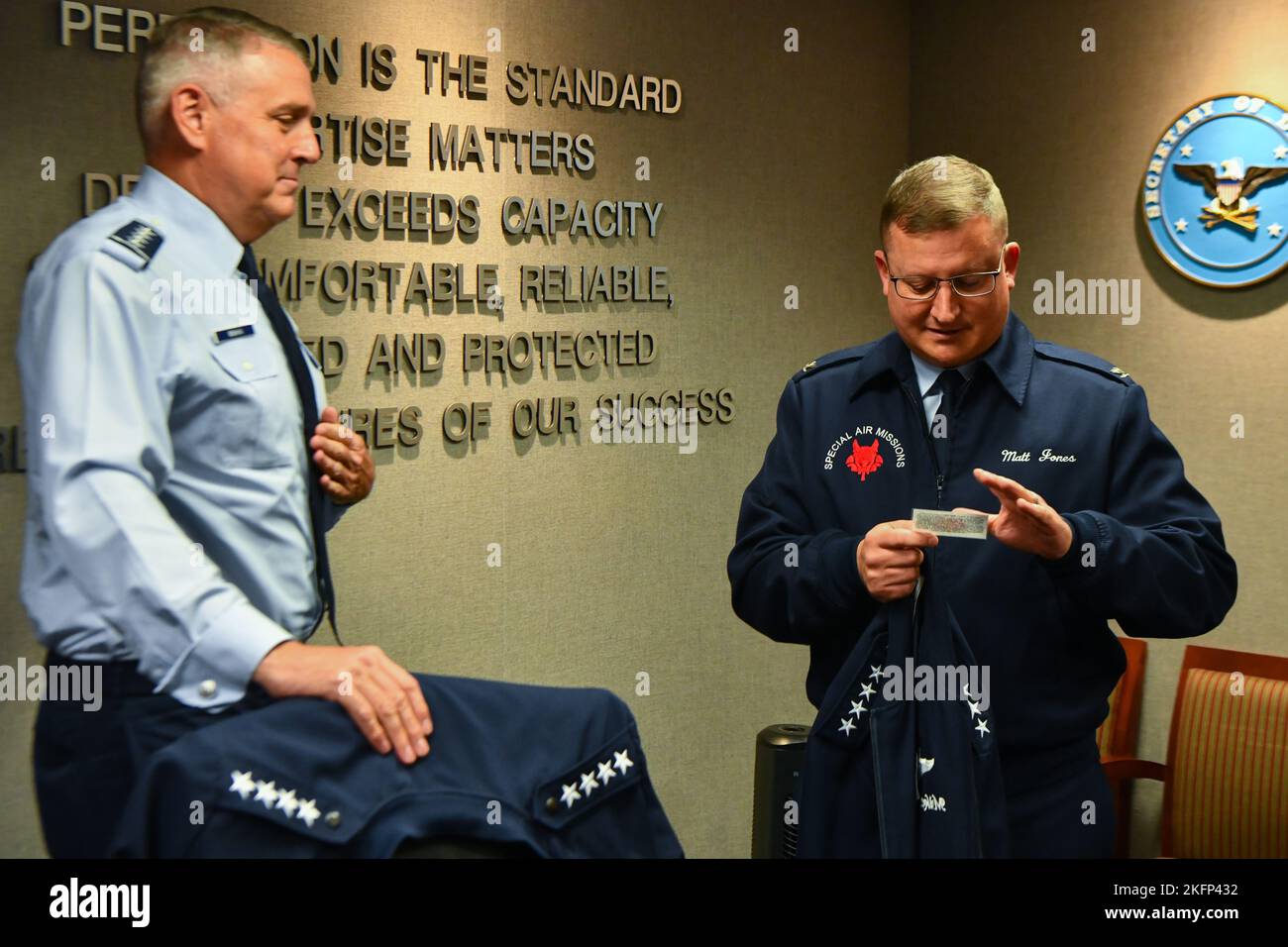 Matt Jones, colonel de la Force aérienne des États-Unis, à droite ...