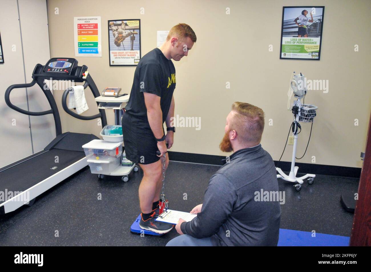 CPT. Alex Purdy termine un test de force d'adhérence tandis que Drake ...