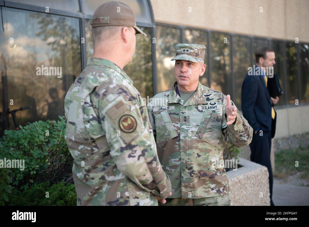 Le lieutenant-général de la Force aérienne des États-Unis Stephen L ...