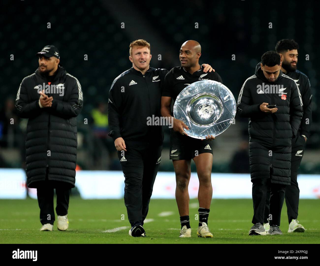 Mark Telea, en Nouvelle-Zélande, détient le bouclier d'Hillary après le ...