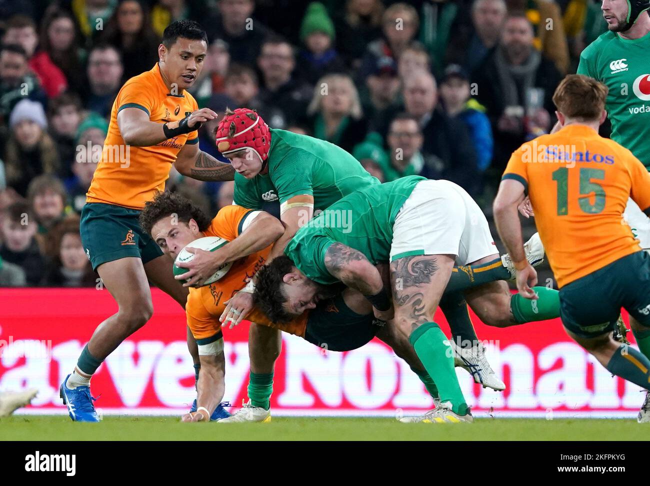 Mark Nawaqanitawase en Australie est attaqué par Josh Van Der Flier (au ...