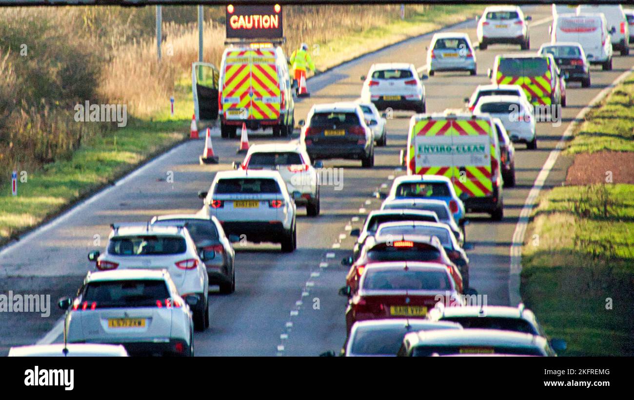 La circulation fonctionne avec un embouteillage sur la M8 à Edimbourg ...