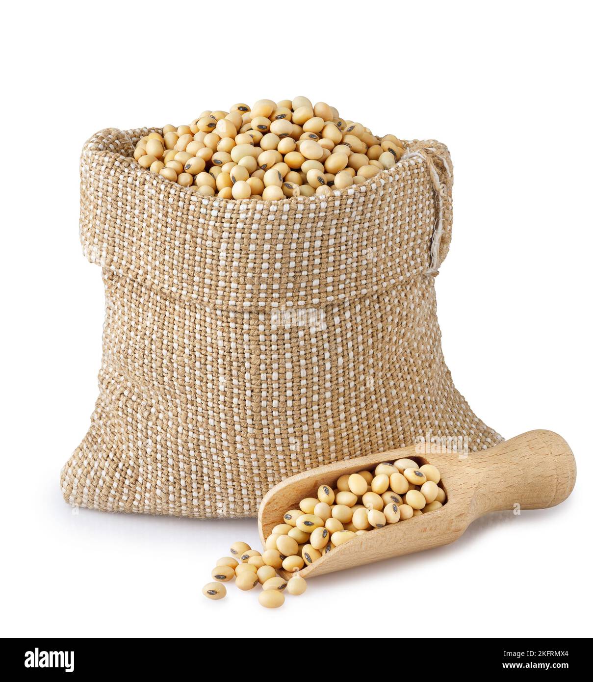 graines de soja dans un sac à toile et une cuillère isolés sur du blanc ...