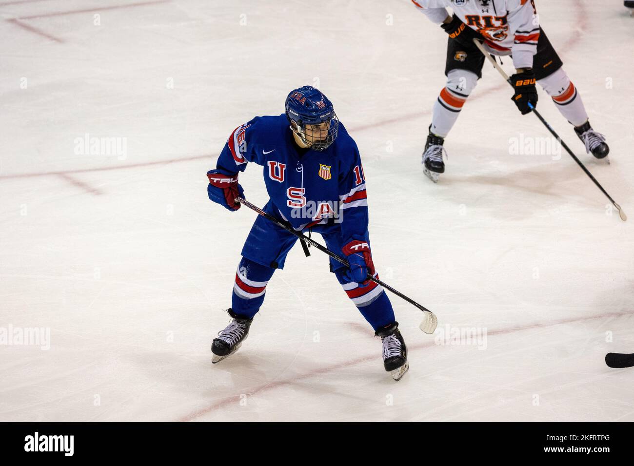 19 novembre 2022: Équipe USA avant Charlie Cerrato (16) skates dans la ...