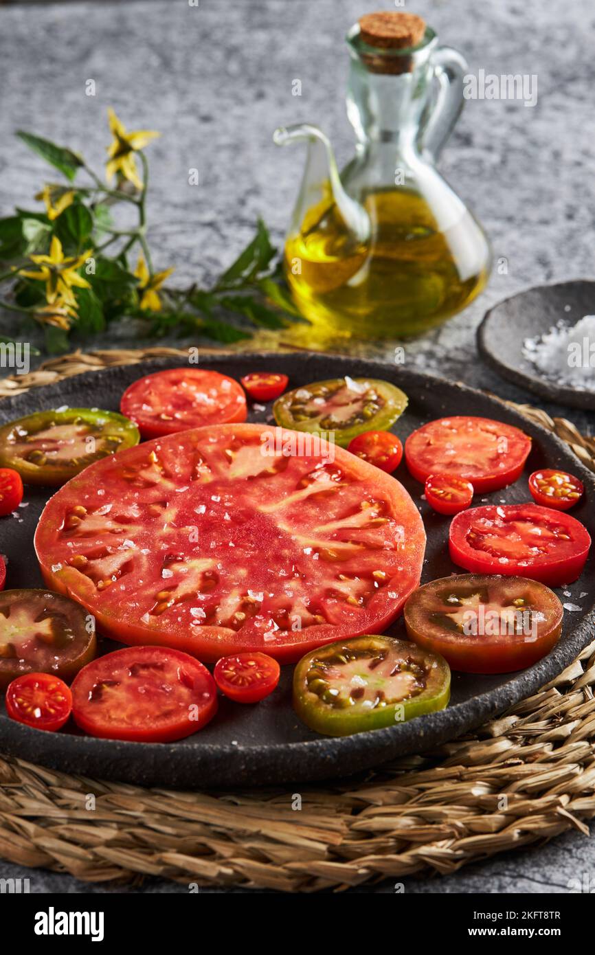 De délicieuses tomates tranchées dans une assiette en fonte placées sur ...