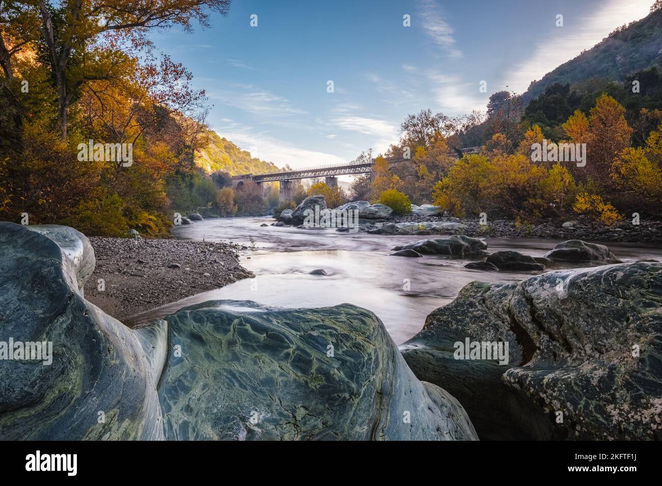 Feuillage d'automne et rochers au bord de la rivière Golo qui passe ...