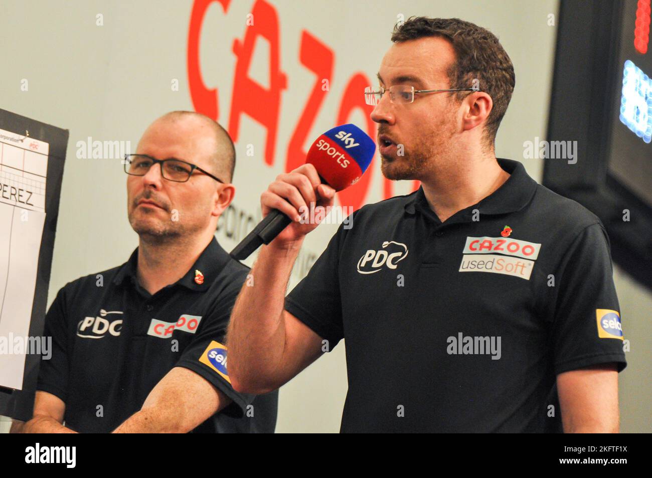 WOLVERHAMPTON, ANGLETERRE - NOVEMBRE 12 : arbitre Huw Ware lors du ...