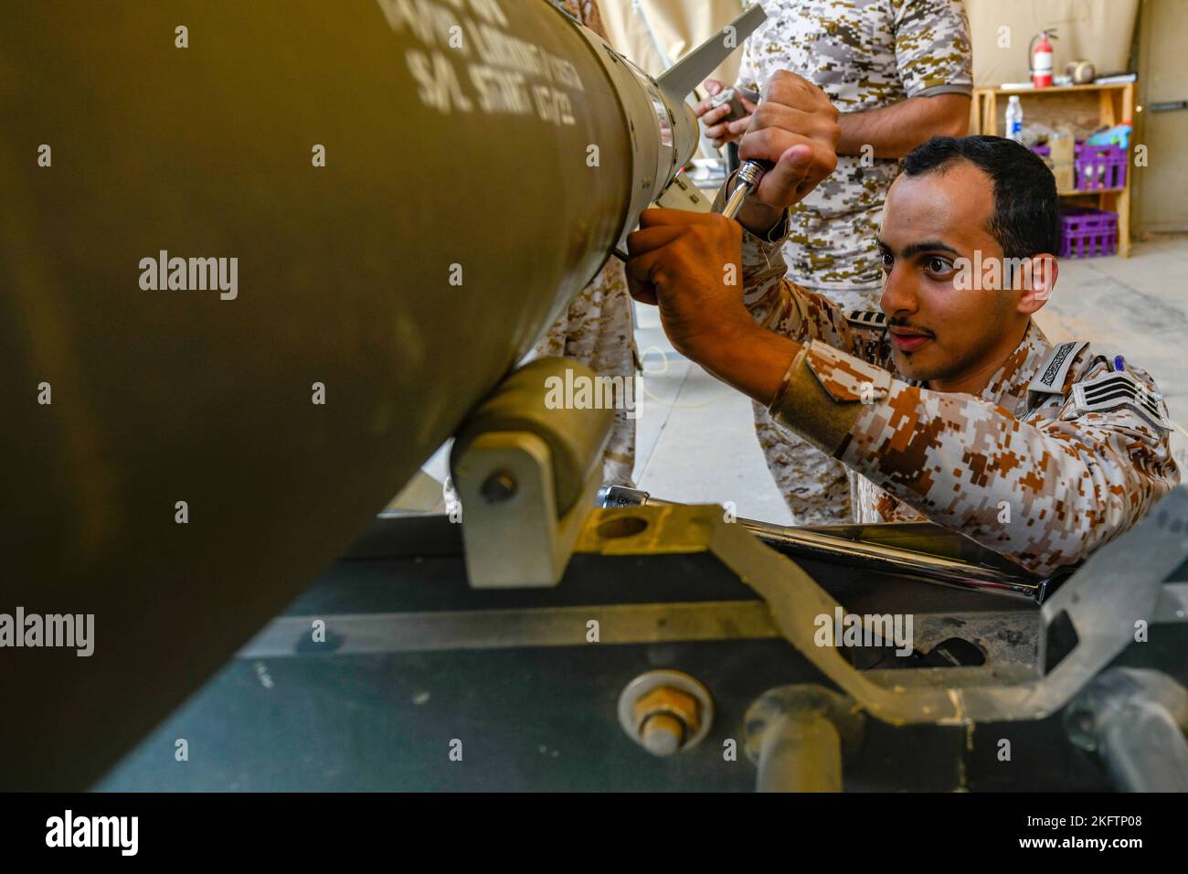 Un membre du service de la Royal Saudi Air Force assemble un GBU-38 de ...