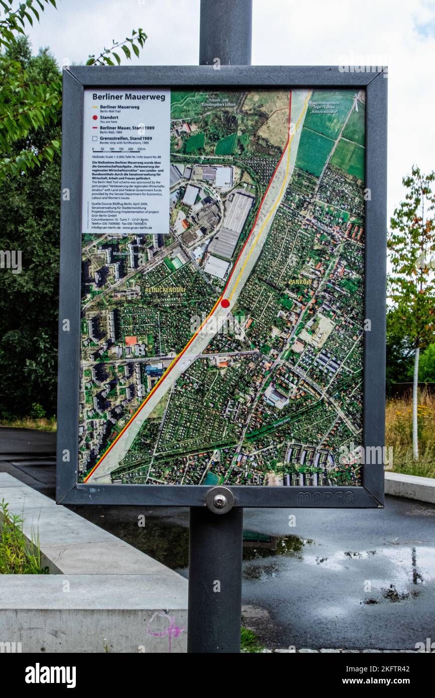 Panneau d'information et carte de l'ancien mur de Berlin route ...