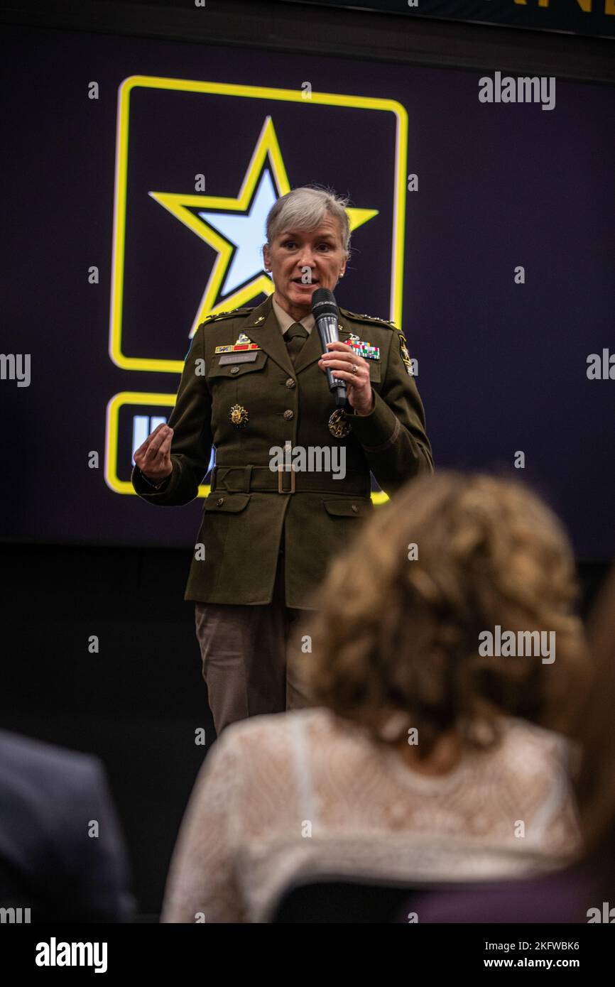 LTG Laura A. Potter, chef de cabinet adjoint, G-2 ; M. Alexander Miller ...