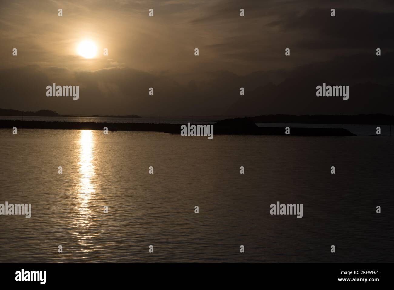 Vue en soirée depuis Austvågøya, dans l'archipel des Lofoten, sur ...