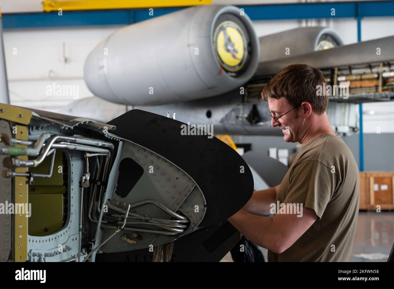 Tech. Sgt. Keenan Wiersma, membre de l'équipe avionique de maintenance ...