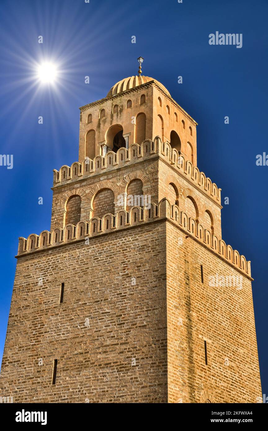 L'ancienne grande mosquée de Kairouan en désert du Sahara, Tunisie ...