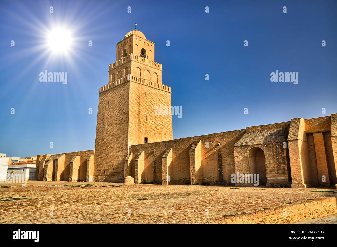 L'ancienne grande mosquée de Kairouan en désert du Sahara, Tunisie ...