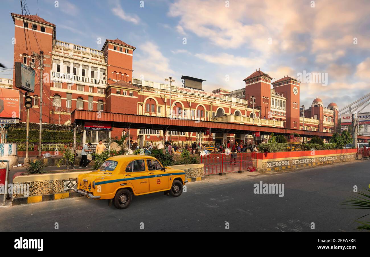 La gare historique de Howrah, construite dans un style architectural colonial, est un point de ...