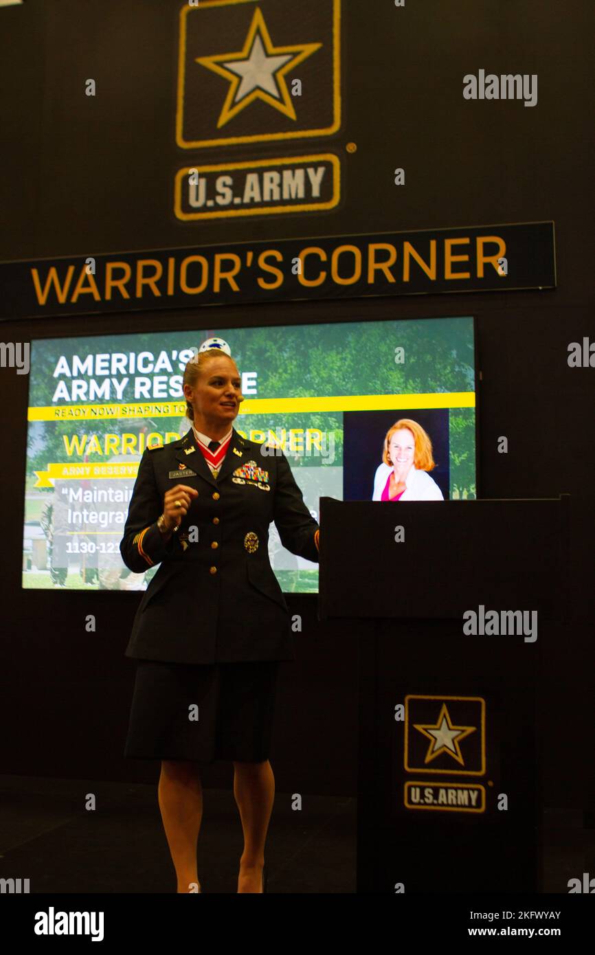 Le lieutenant-colonel Lisa Jaster, première femme et mère de la Réserve ...
