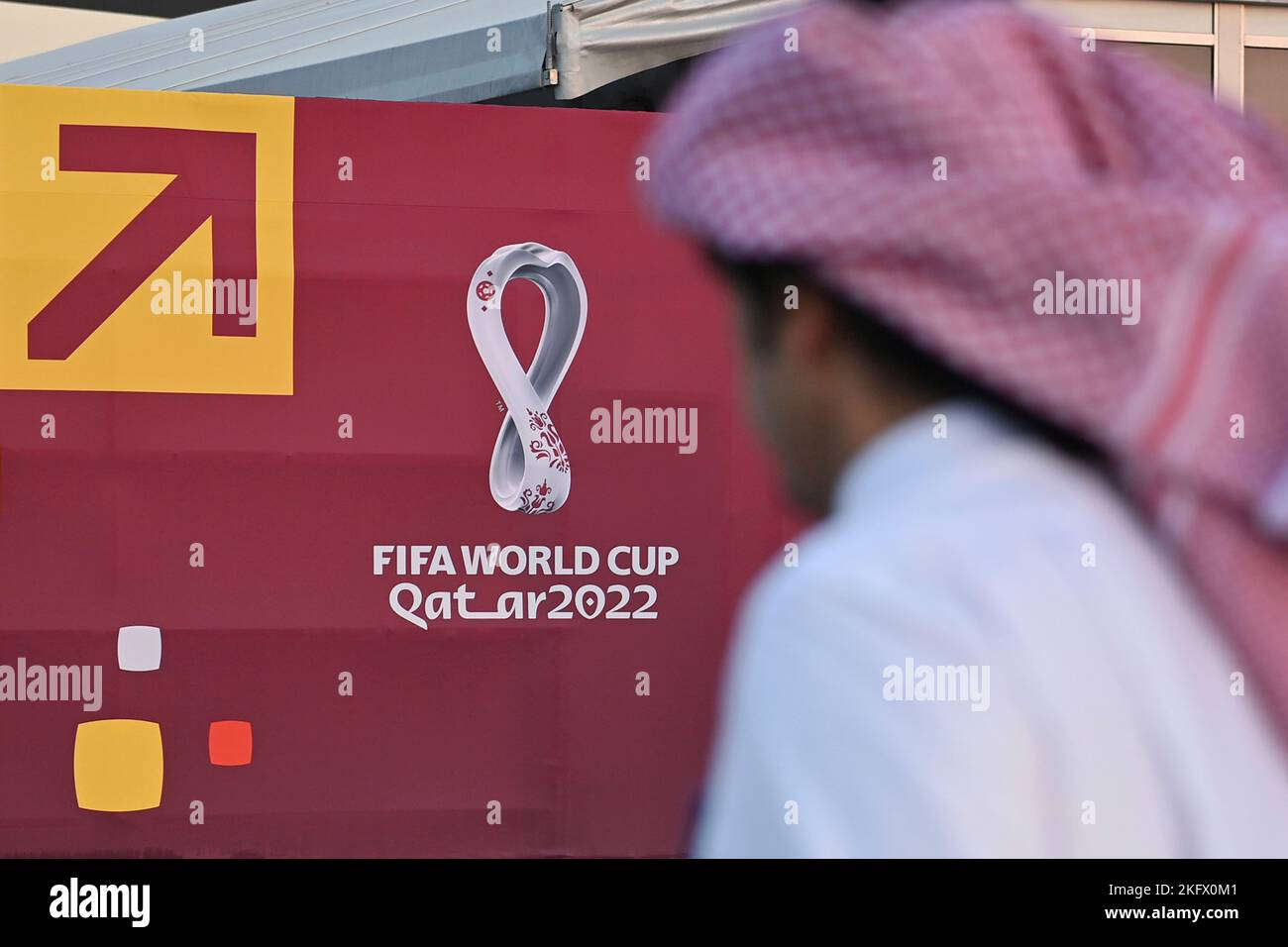 Doha, Katar. 20th novembre 2022. Fans de Qatari, fans de football en vêtements nationaux sur le ...