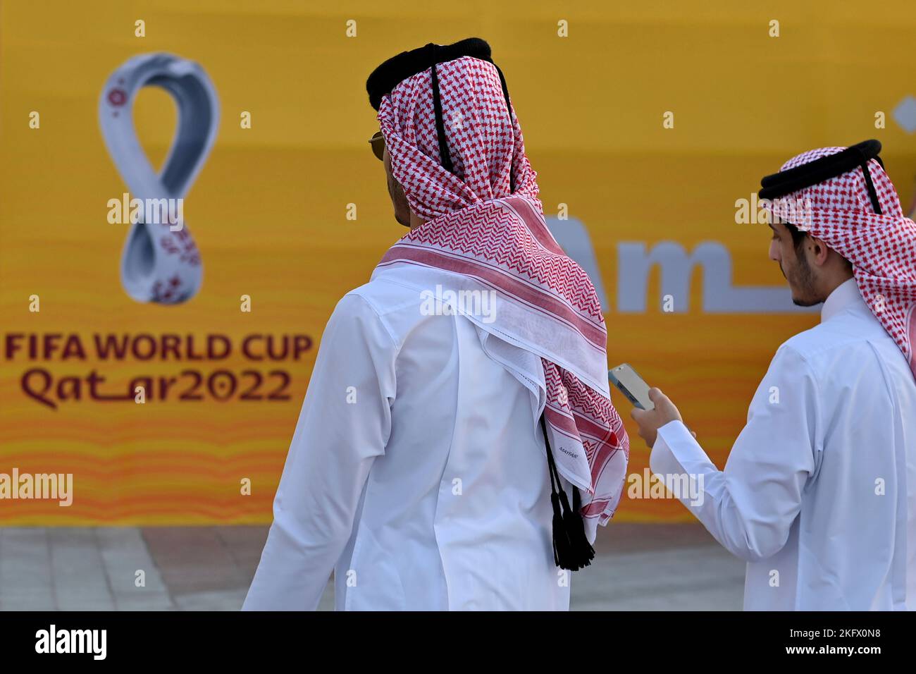 Doha, Katar. 20th novembre 2022. Fans de Qatari, fans de football en vêtements nationaux sur le ...