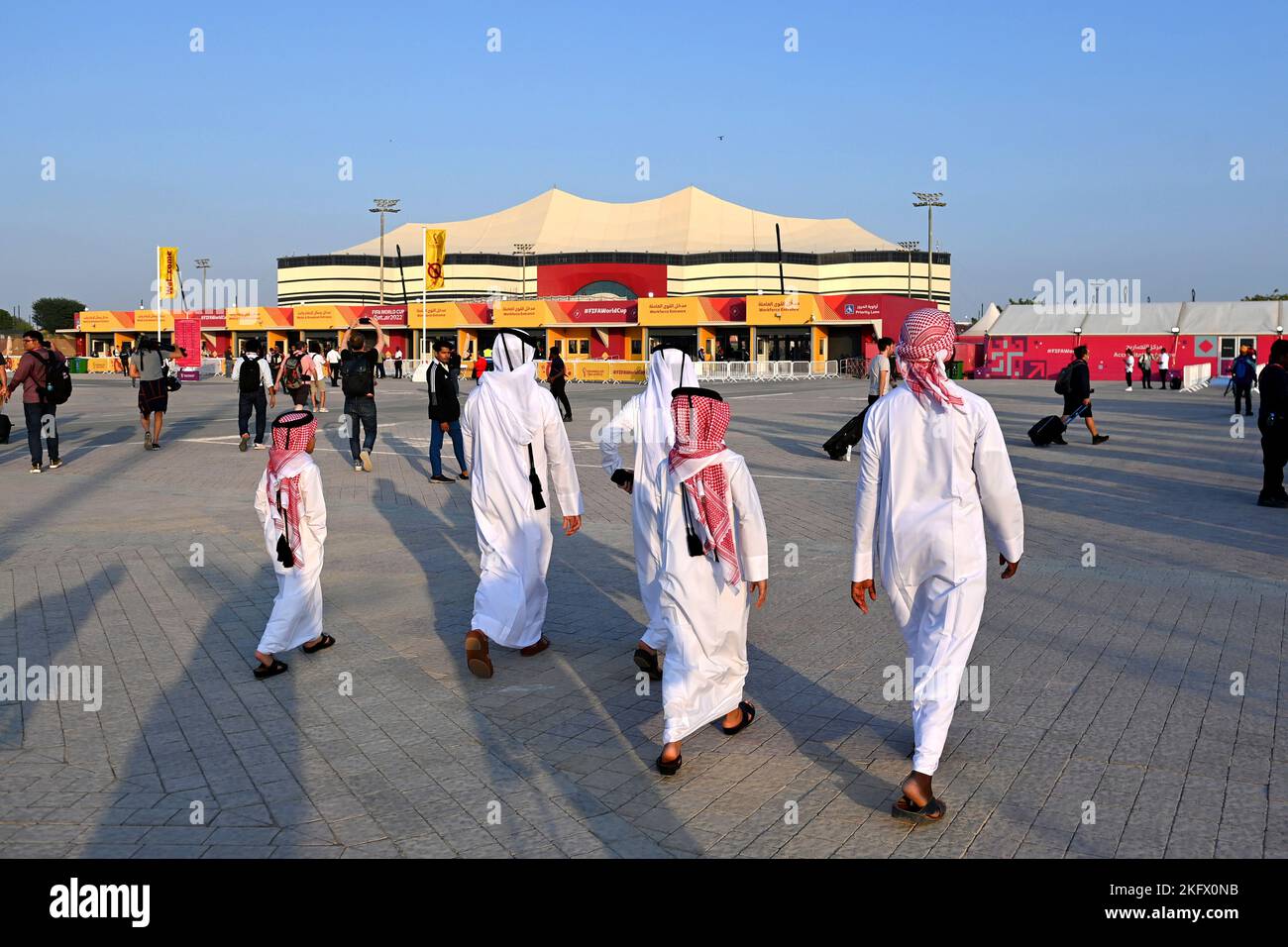 Doha, Katar. 20th novembre 2022. Qataris, fans de Qatari, fans de football en vêtements ...