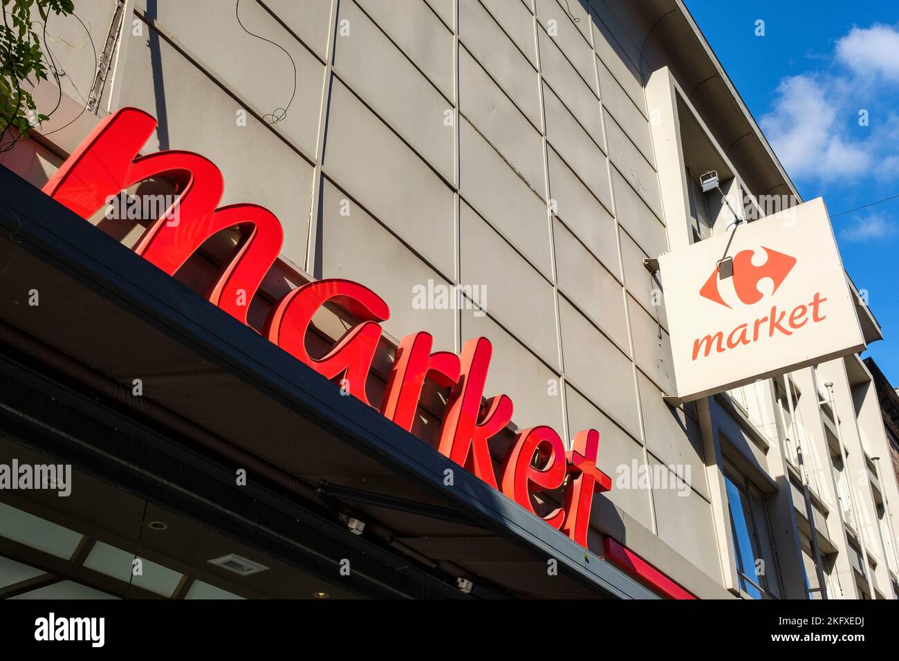 Enseigne et entrée au magasin Carrefour | façade d'un marché Carrefour ...