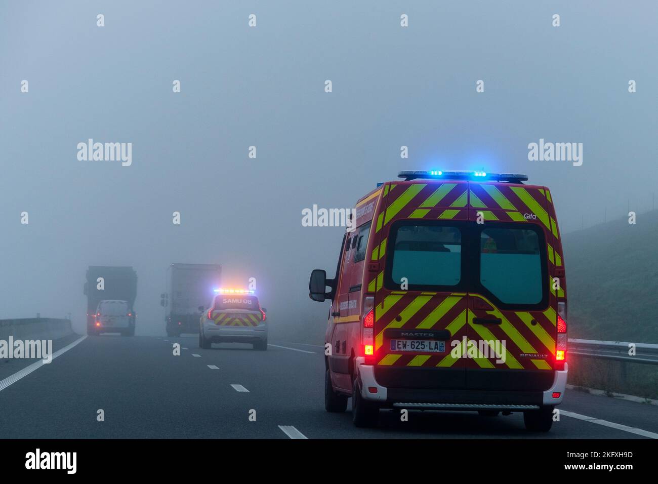 SAMU 08 voiture et secours d'urgence ambulance sur leur chemin sur une autoroute dans la brume ...