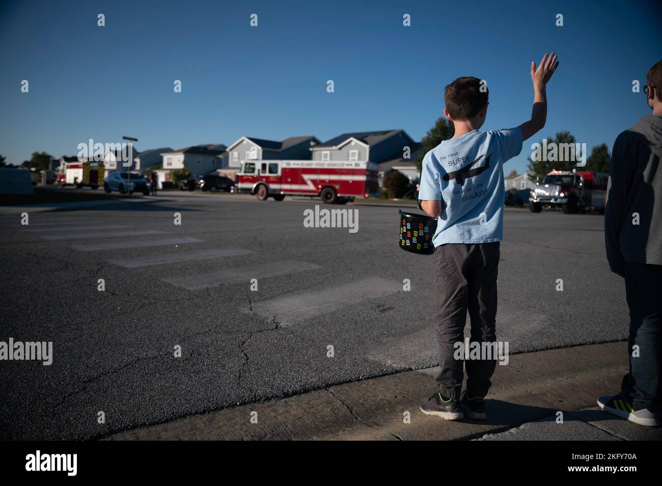 Un enfant de l'équipe Douvres déferle dans un véhicule de service d ...