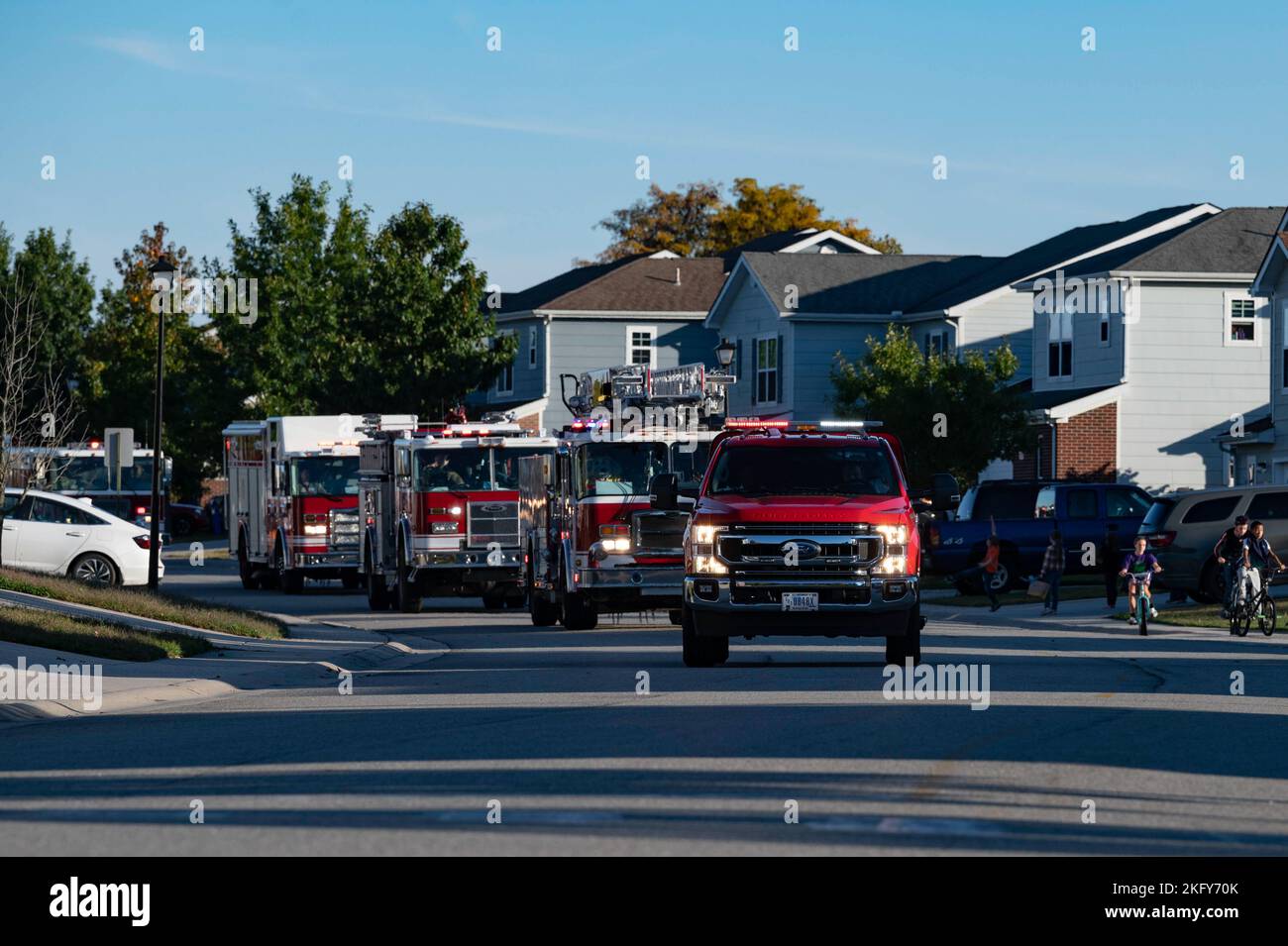Les aviateurs de l'équipe Douvres conduisent des véhicules de service d ...