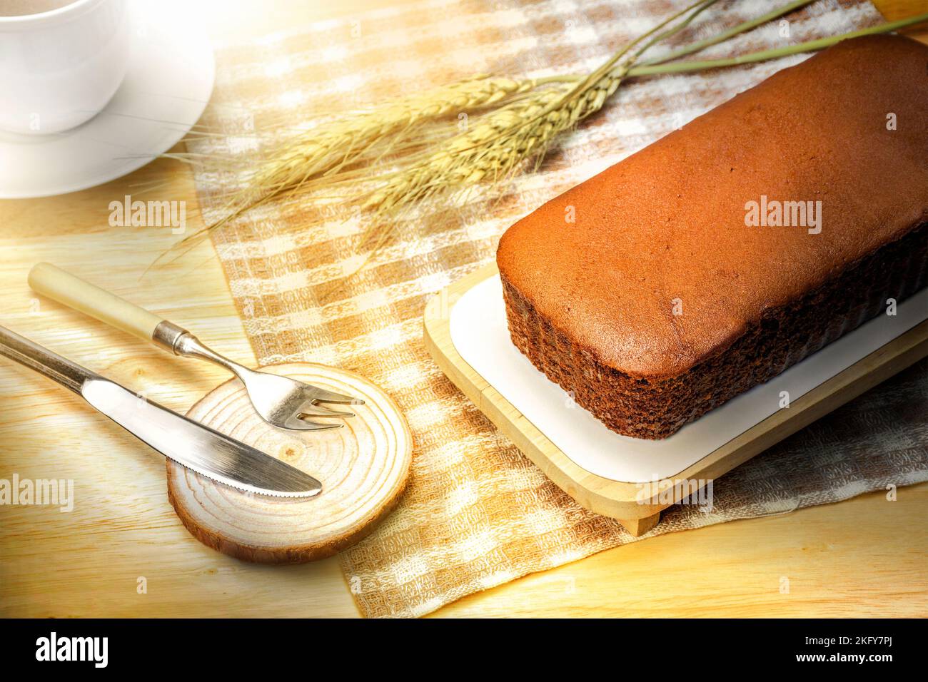 éponge sur une planche de bois Banque de photographies et d’images à ...