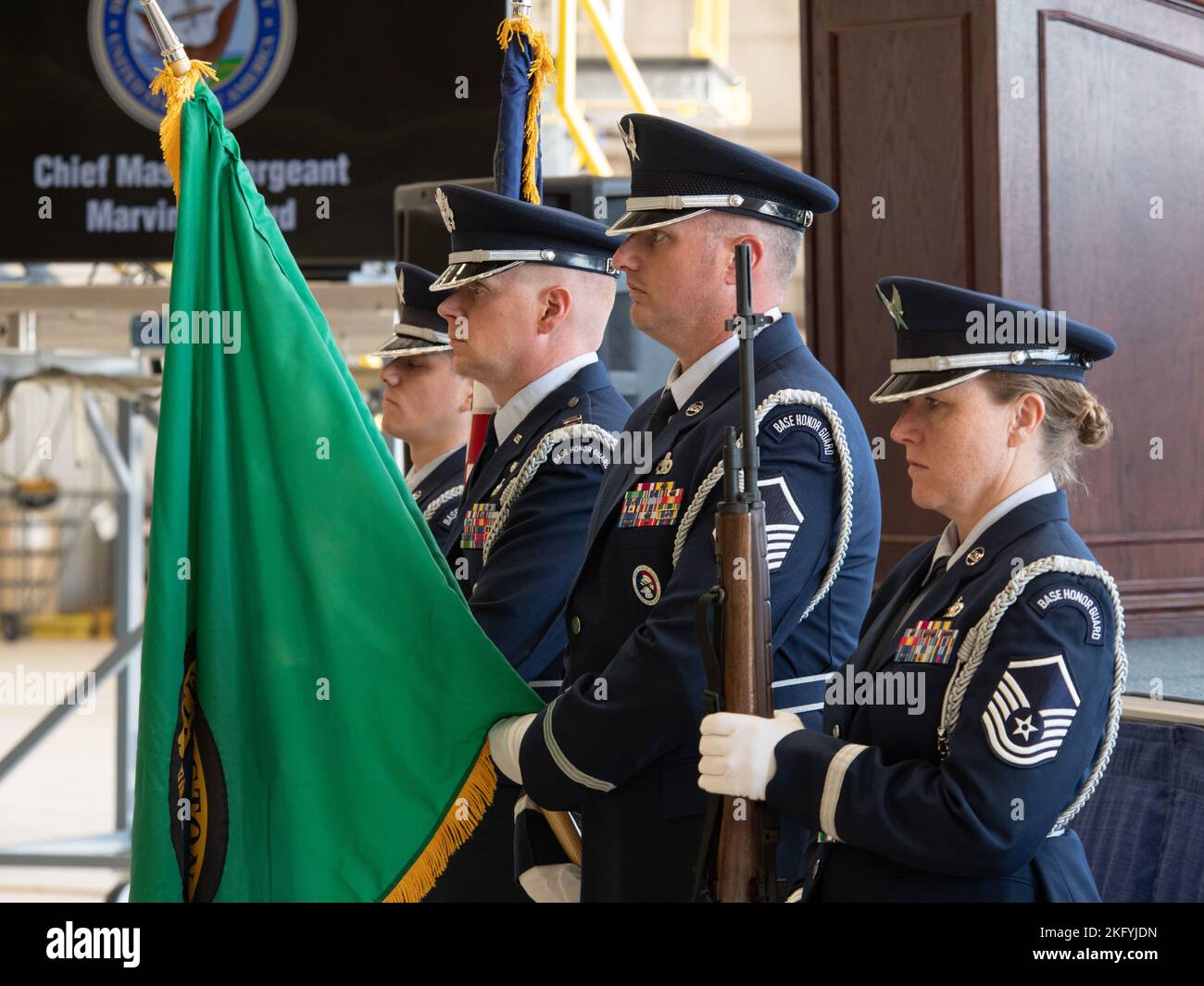 Une équipe de la Garde d'honneur de la Force aérienne présente les ...