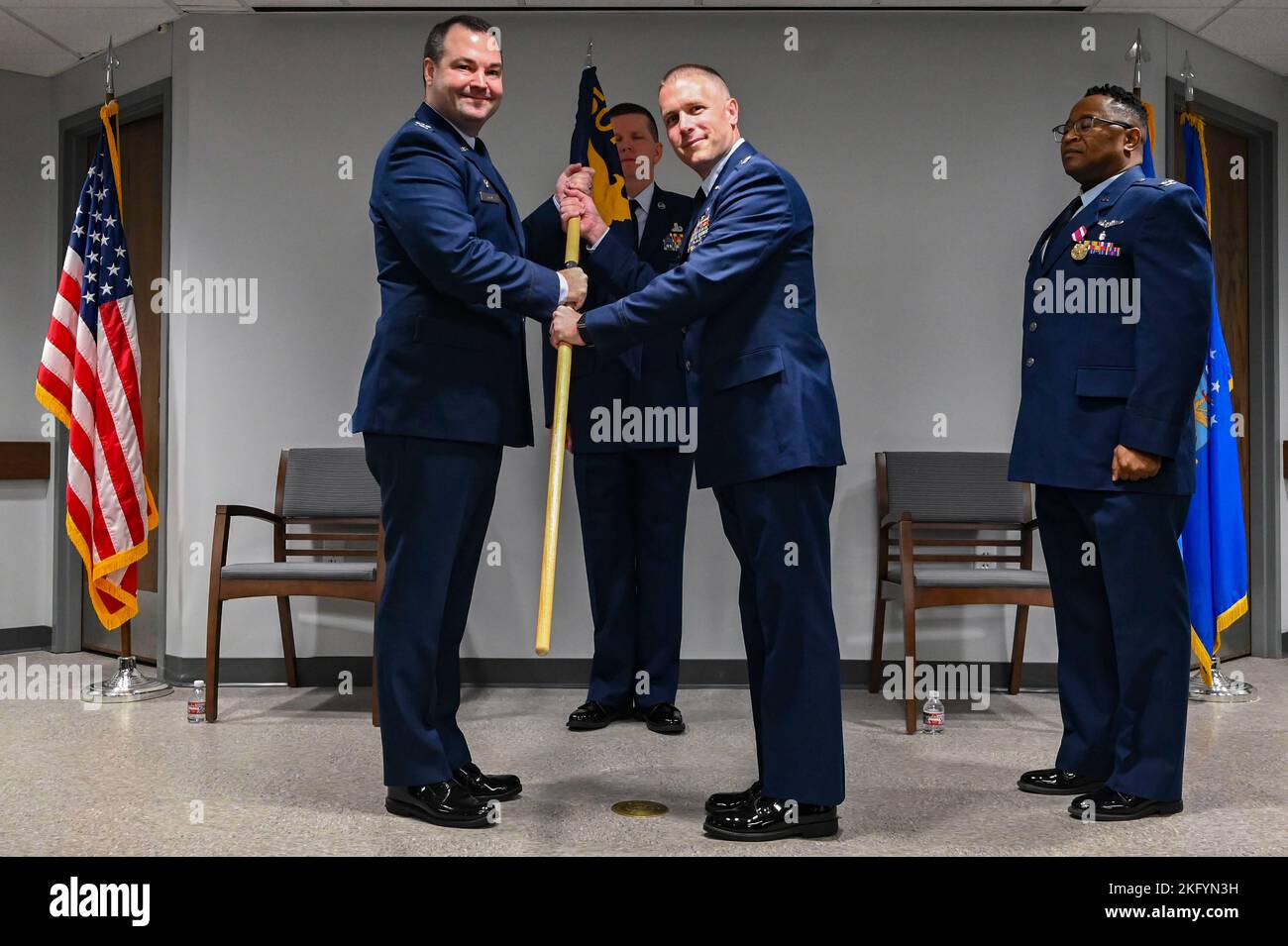 Le colonel Michael Parks, commandant de l'escadre de ravitaillement en ...