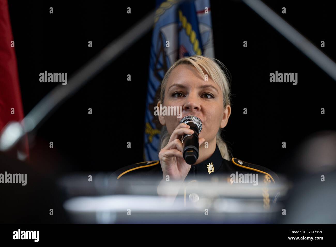 Nicole Bouffard, spécialiste de l’armée 1st, chante l’hymne national ...