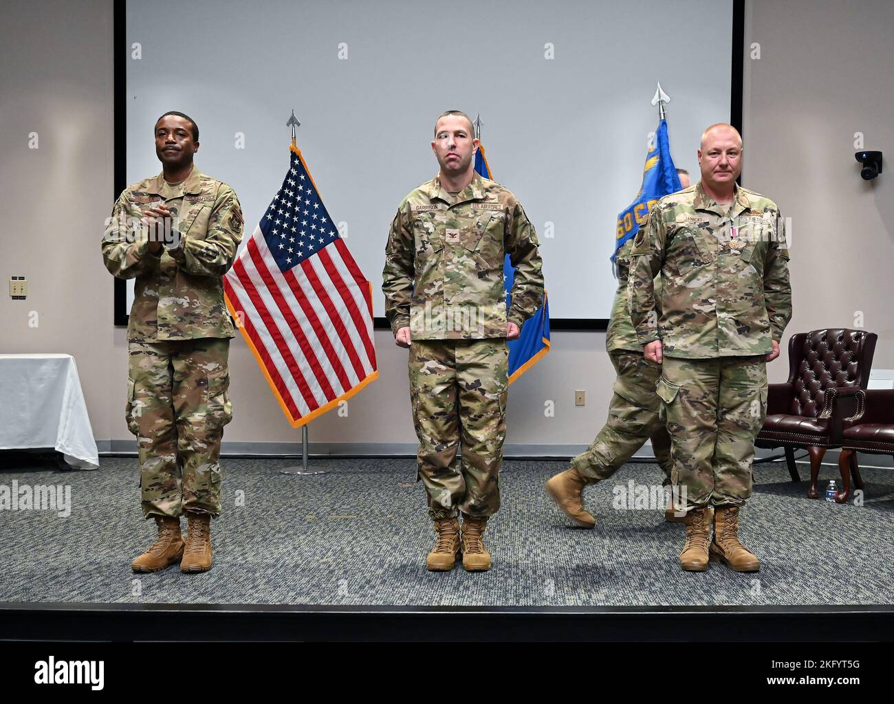 Le colonel Silas Darden, 960th vice-commandant de l'escadre Cyberspace ...