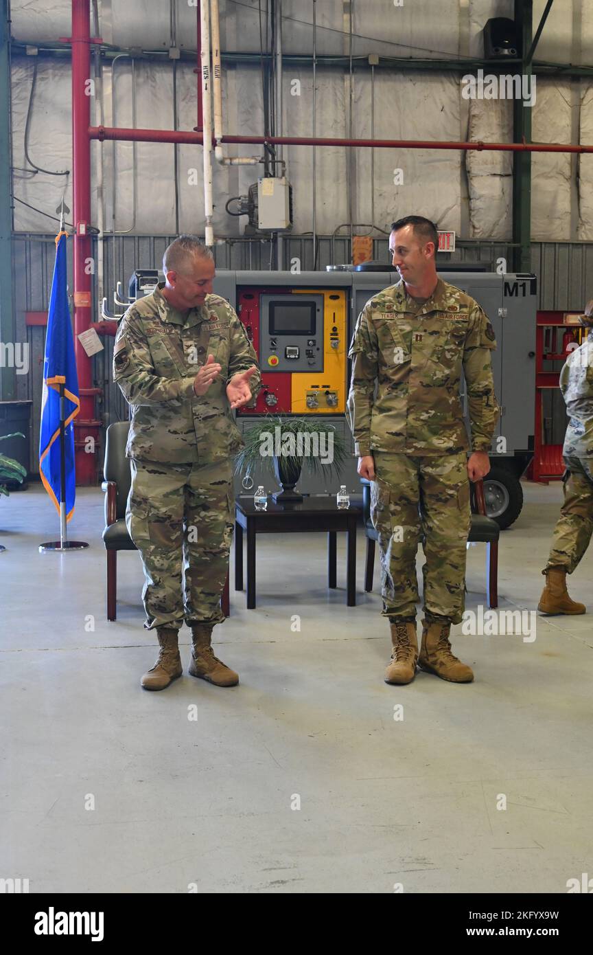 Le colonel Terry Rosenbalm félicite le capitaine Ryan Yeager après que ...