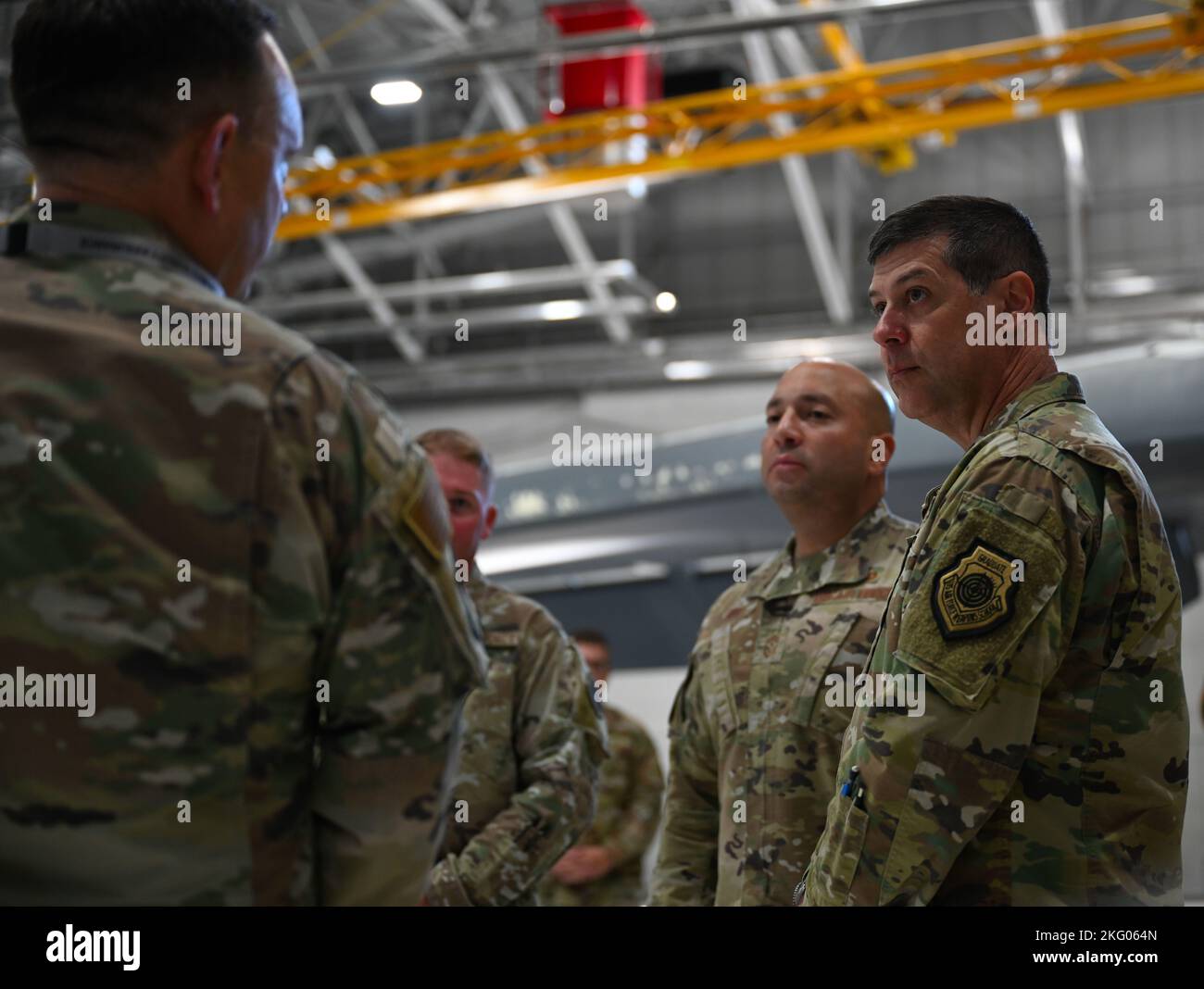 Major-général Andrew Gebara, à droite, commandant de la Force aérienne ...
