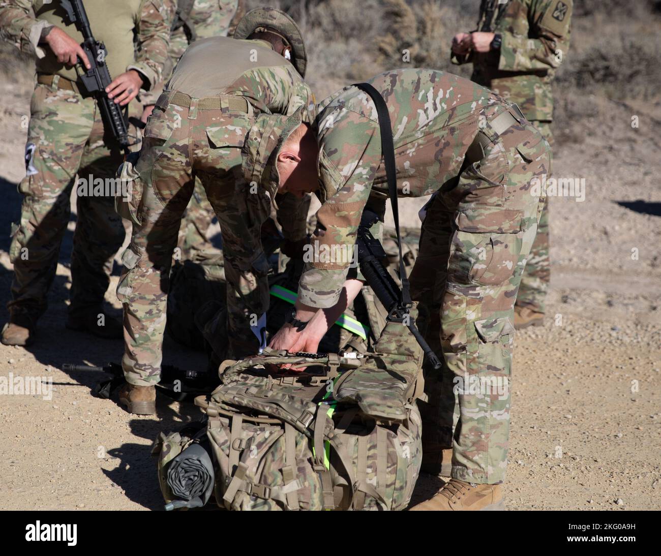 SPC. Logan Phillips, représentant le commandant de la troupe 97th ...
