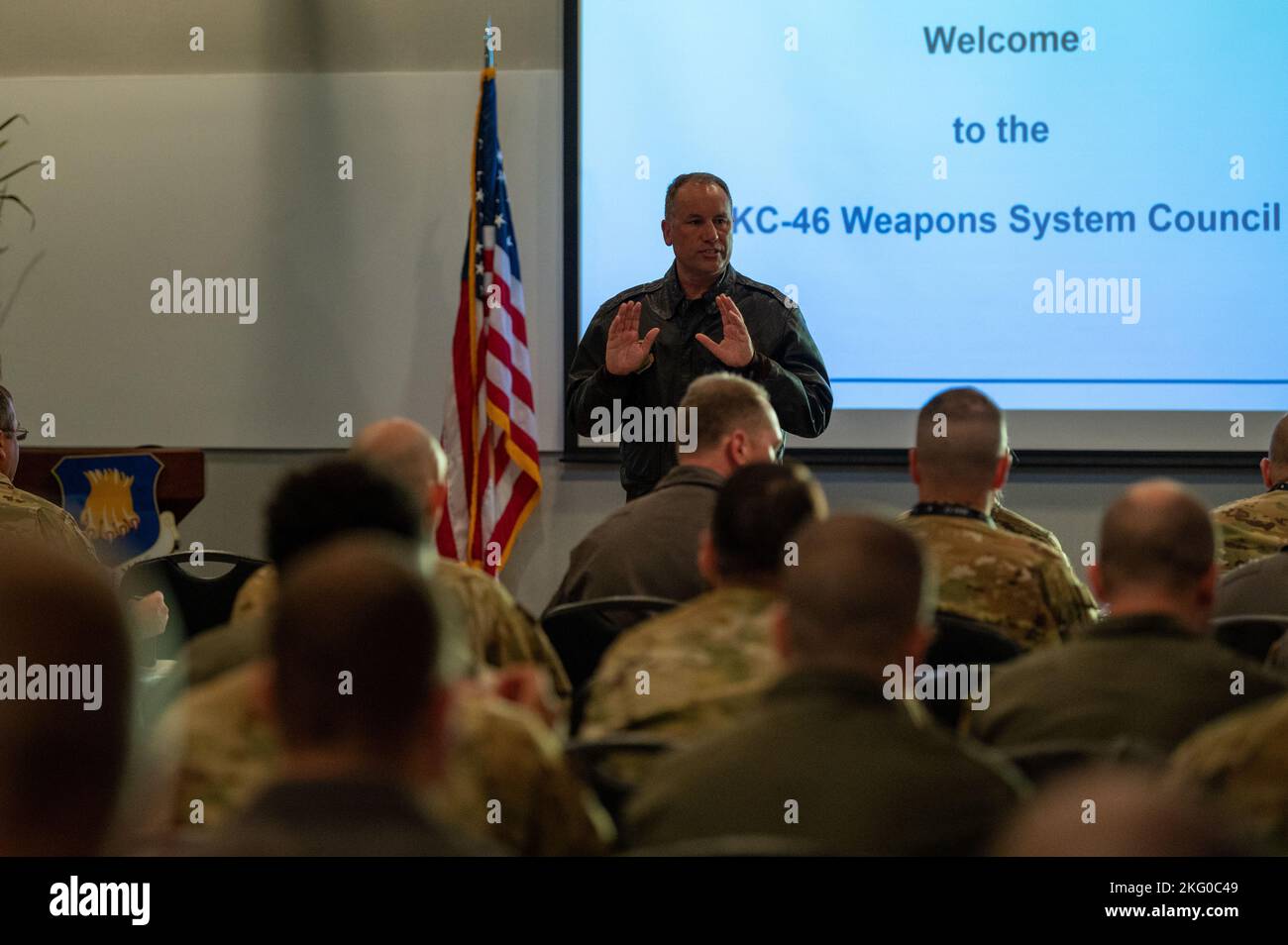 Le colonel Nate Vogel, commandant de l'escadre de ravitaillement en vol ...