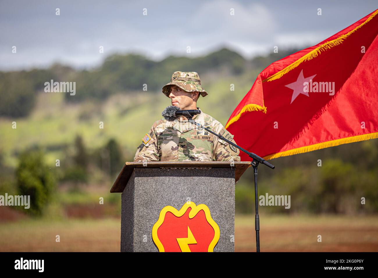 Le colonel Graham R. White, commandant de l'équipe de combat de la ...