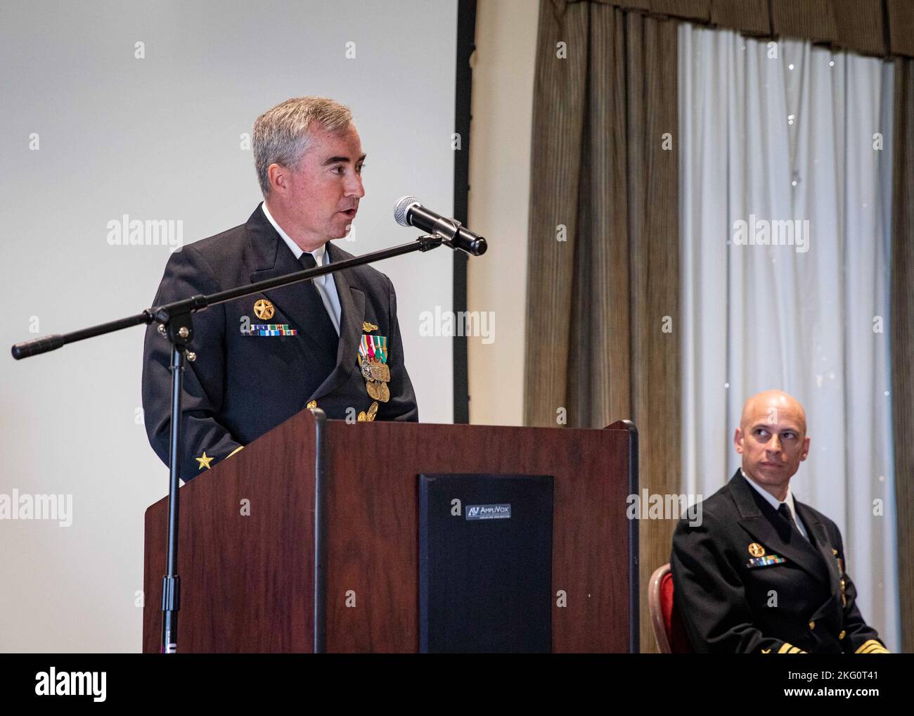 Le capitaine Brian Hogan, commodore, escadron sous-marin huit, prononce ...