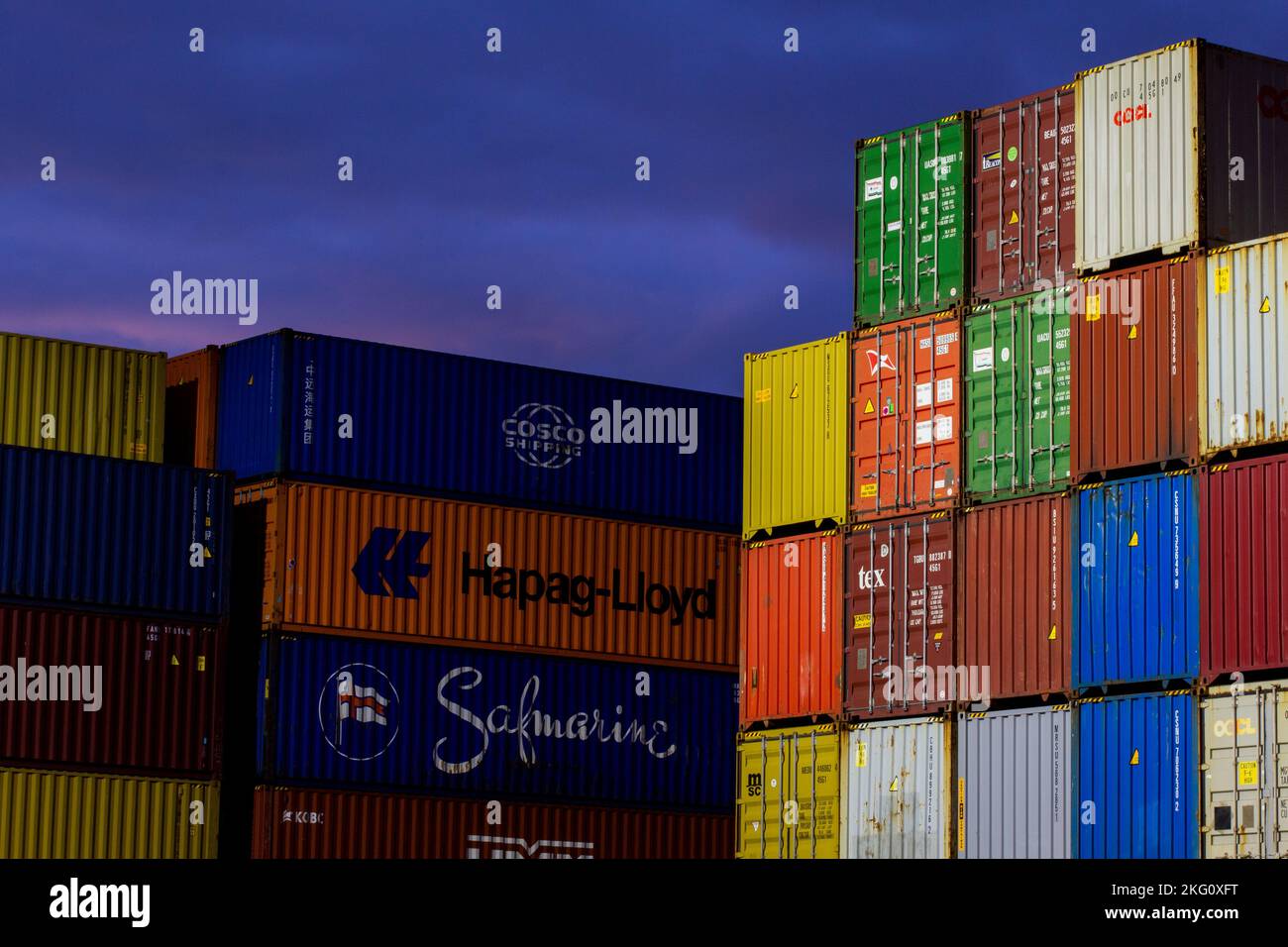 Grande pile de conteneurs de navires ou de conteneurs de stockage dans ...