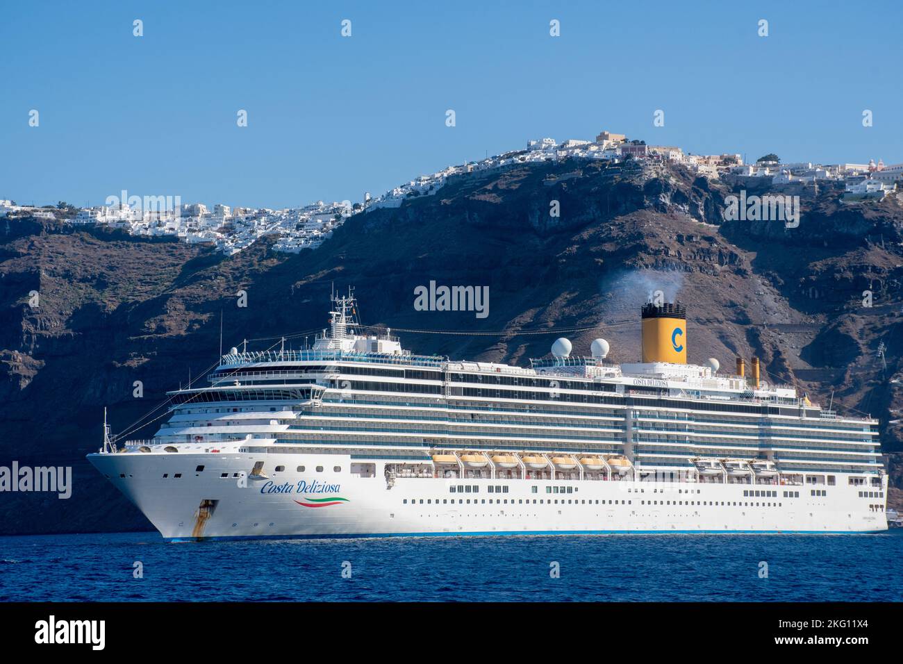 Fira santorini Grèce -28 septembre 2022: Bateau de croisière Costa ...
