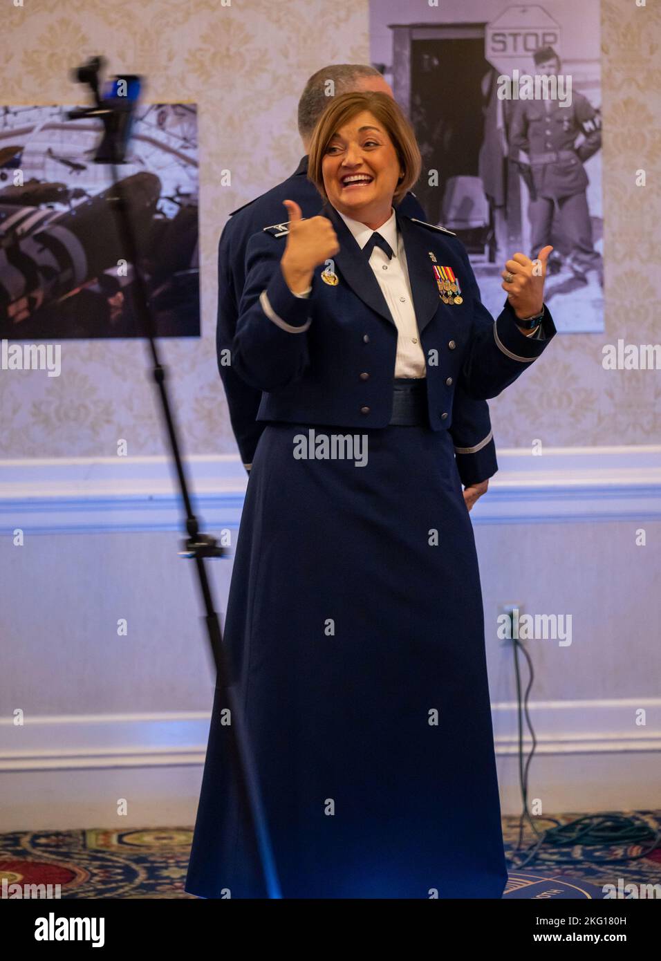 Le colonel Peggy Dickson, commandant du groupe médical 436th, pose pour ...