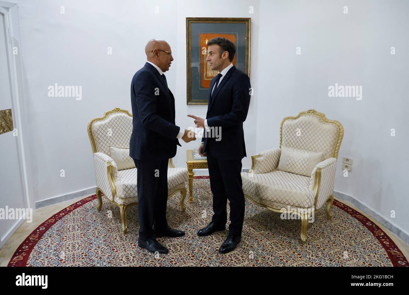Le président mauritanien Mohamed Ould Ghazouani (L) s'entretient avec ...