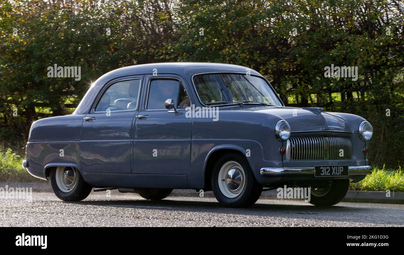 Ford consul classic car motor Banque de photographies et d’images à ...