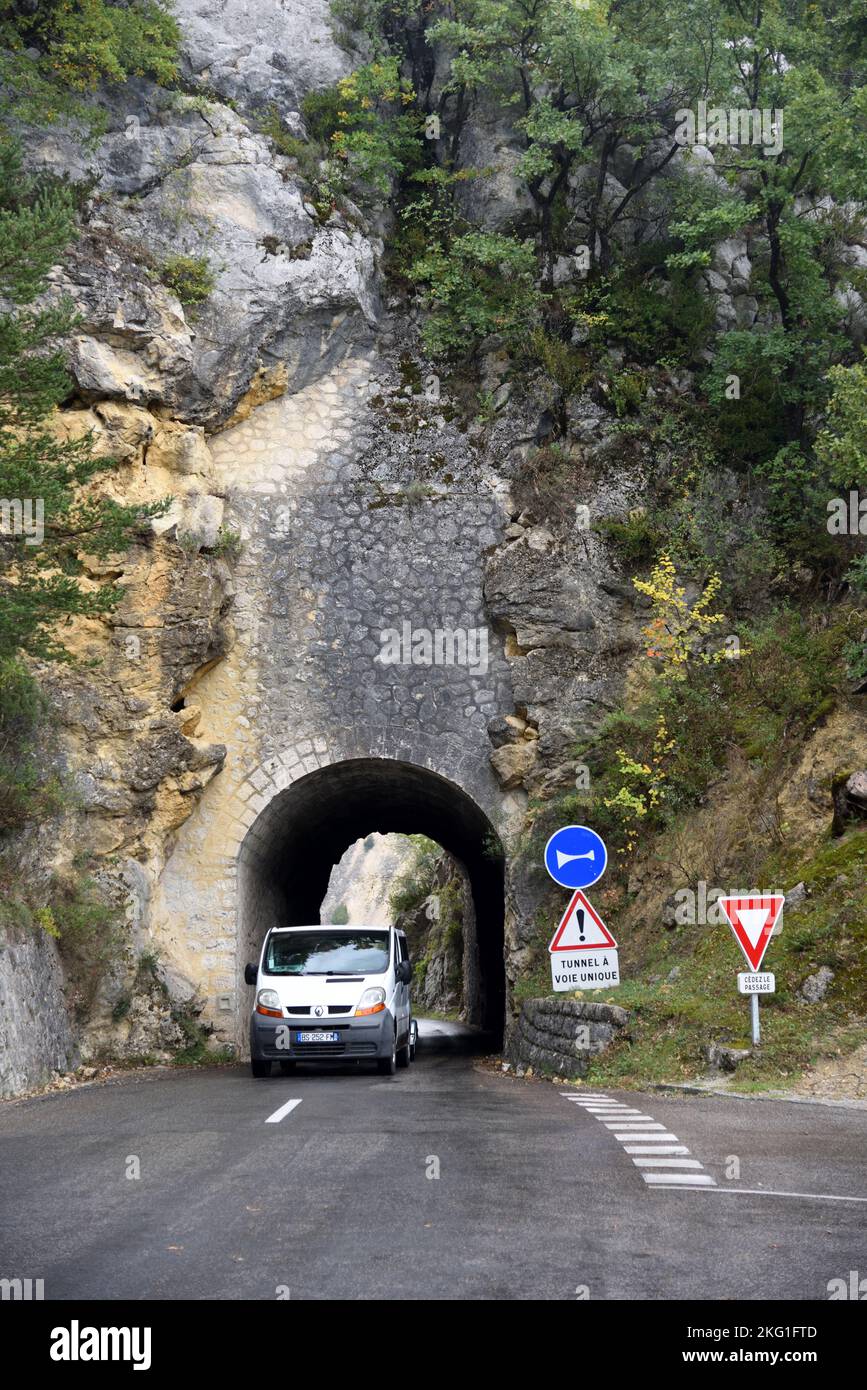 White Van sort du tunnel étroit Single File Road tunnel à travers les ...