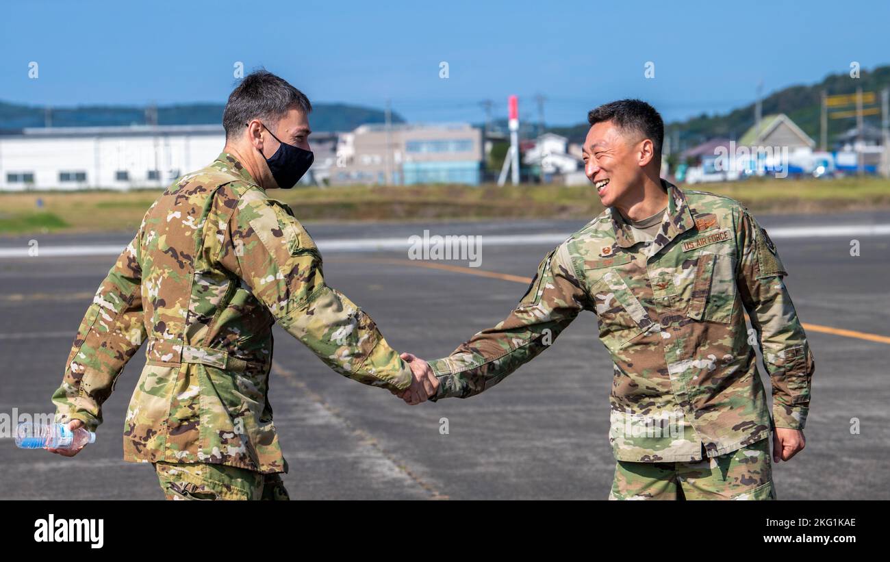 Le colonel Andrew L. Roddan, commandant de l'escadre du 374th aérolève ...