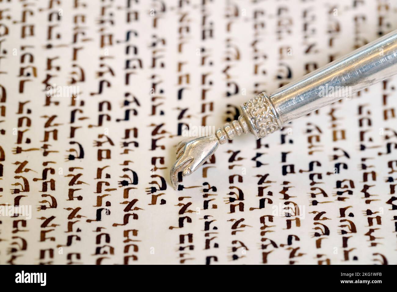 Gros plan sur le livre traditionnel de la Torah et le yad dans la ...